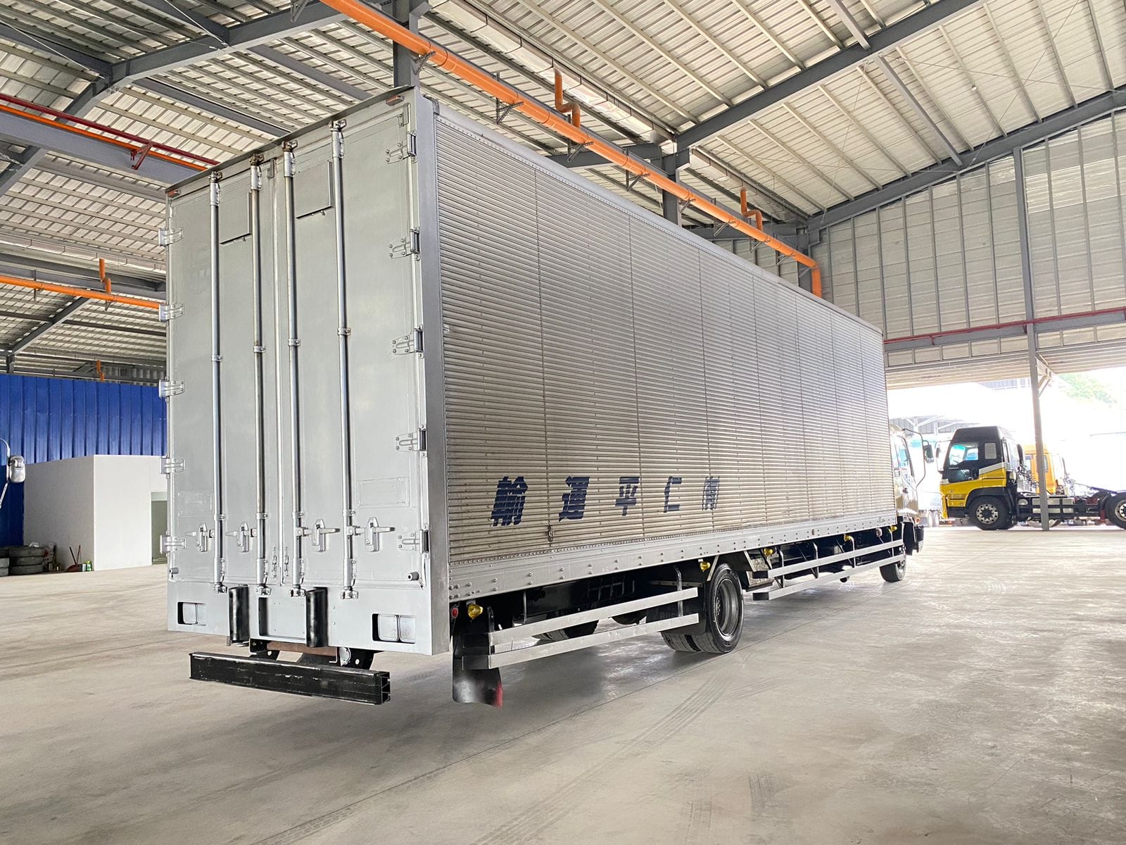 Isuzu Forward ClosedVan 32 feet (6w) - Mateen Tokyo Intl. Inc