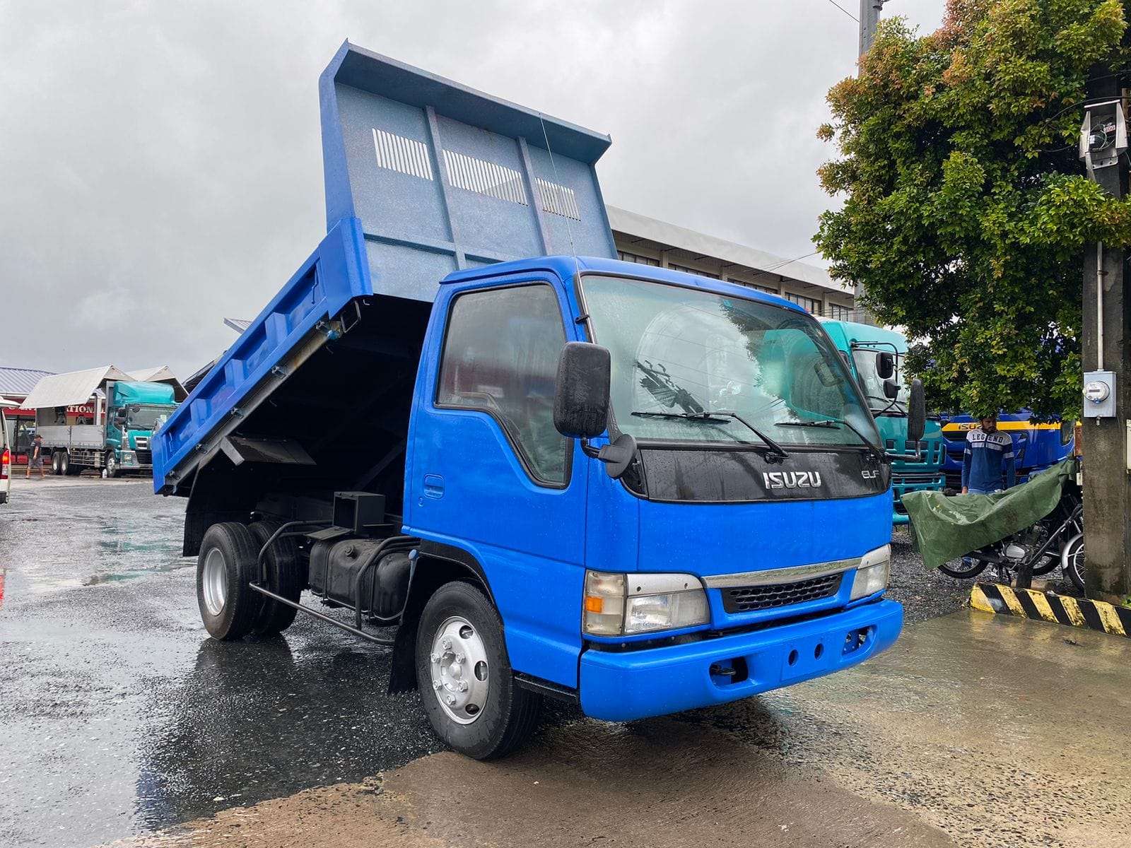 Isuzu Elf NPR Minidump Truck (6w) - Mateen Tokyo Intl. Inc