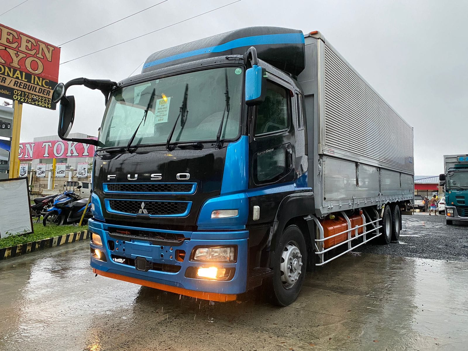 Fuso Super Great new face euro4 WingVan (10w) - Mateen Tokyo Intl. Inc
