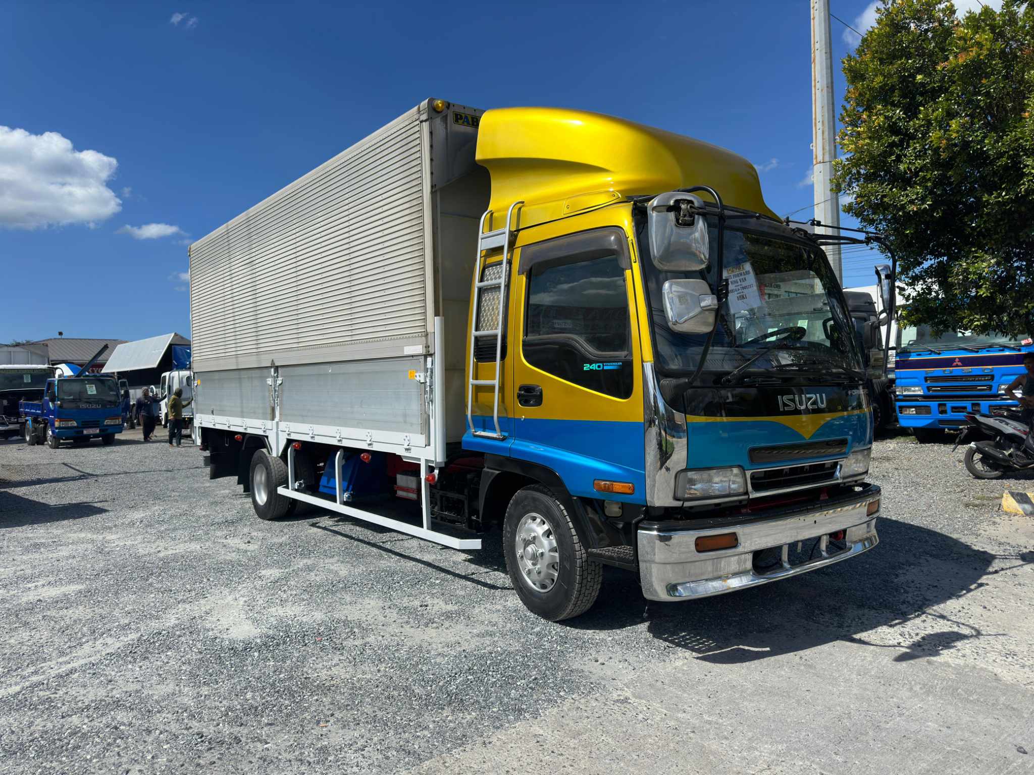 Isuzu Forward WingVan (6w) - Mateen Tokyo Intl. Inc